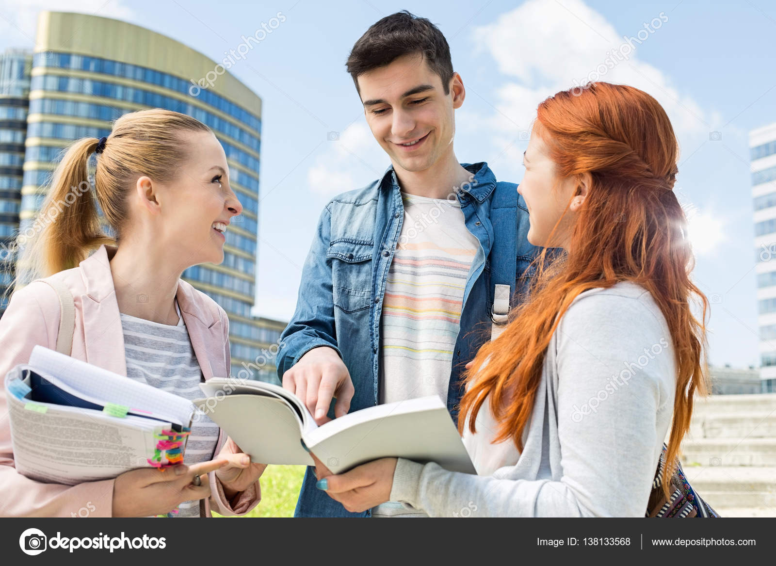 Estudiantes Universitarios Felices Estudiando Prográmate Con Las