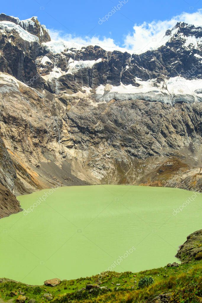 Volcán El Altar En Parque Nacional Sangay Ecuador El Lago de la Cavidad ...