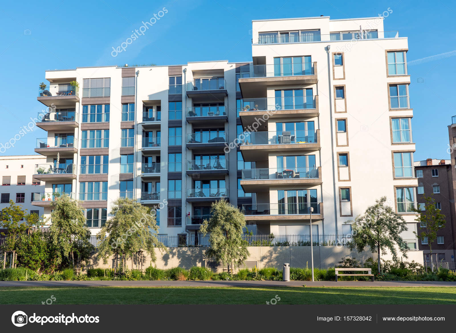 Bloc moderne d'appartements à Berlin — Photographie elxeneize © #157328042