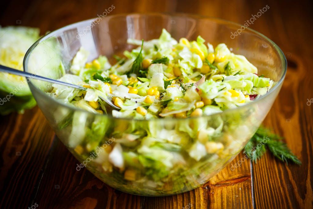 ensalada fresca de repollo joven con maíz dulce 2024