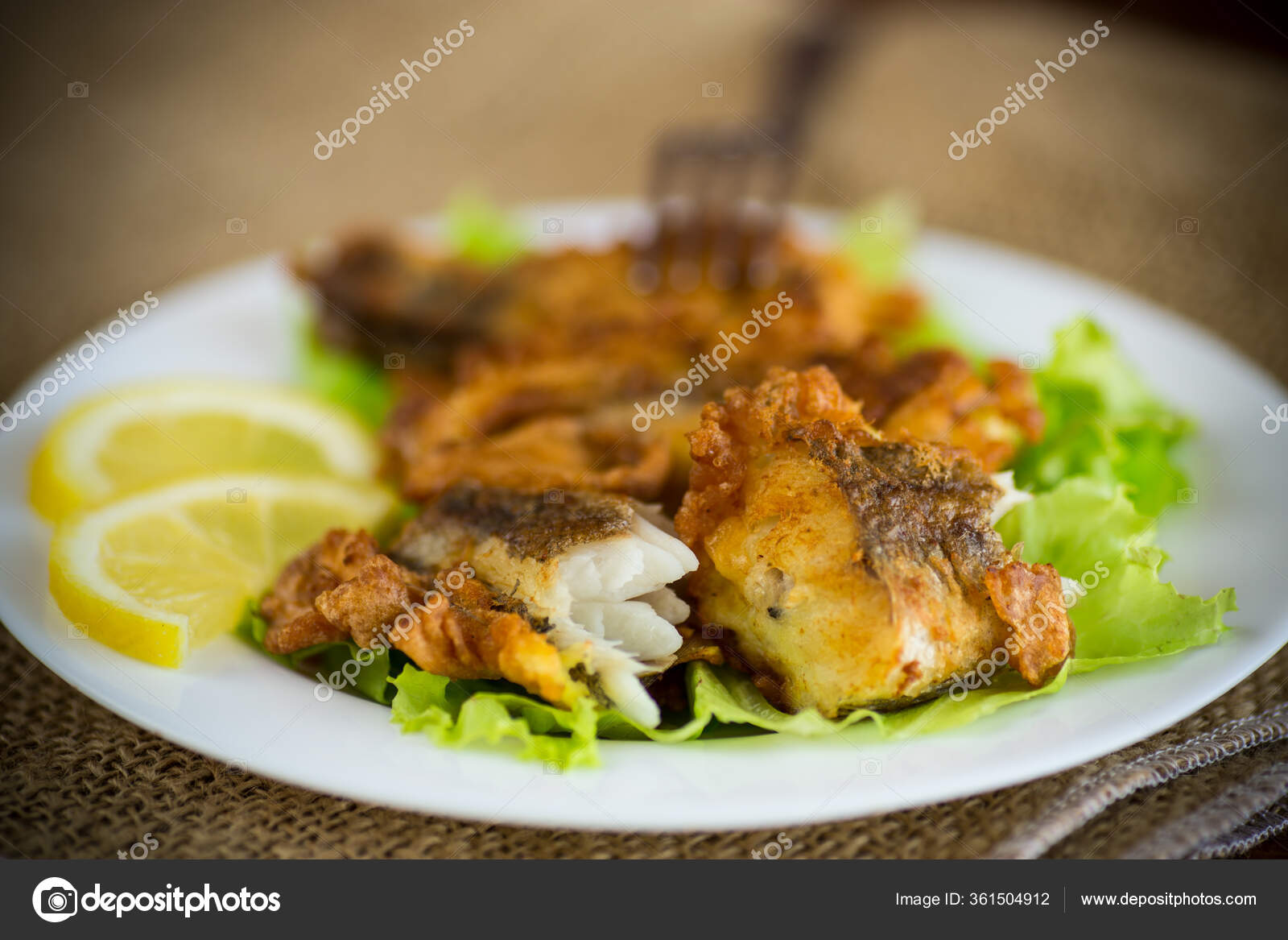 Pescado Merluza Frito Masa Con Lechuga Limón Plato Sobre Una — Foto de ...