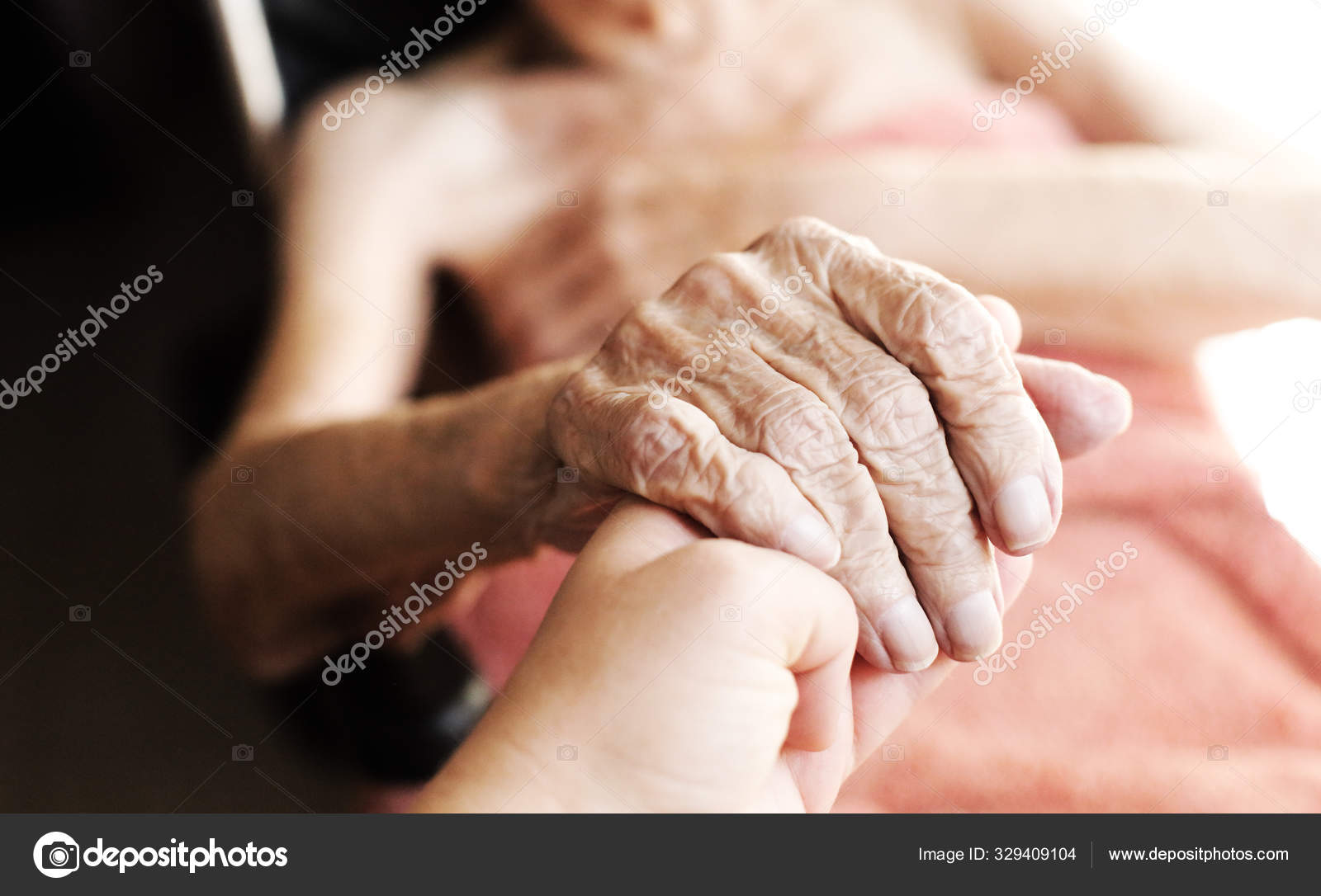 Close up of hands of aged woman. wrinkle skin. — Stock Photo © Dubova ...