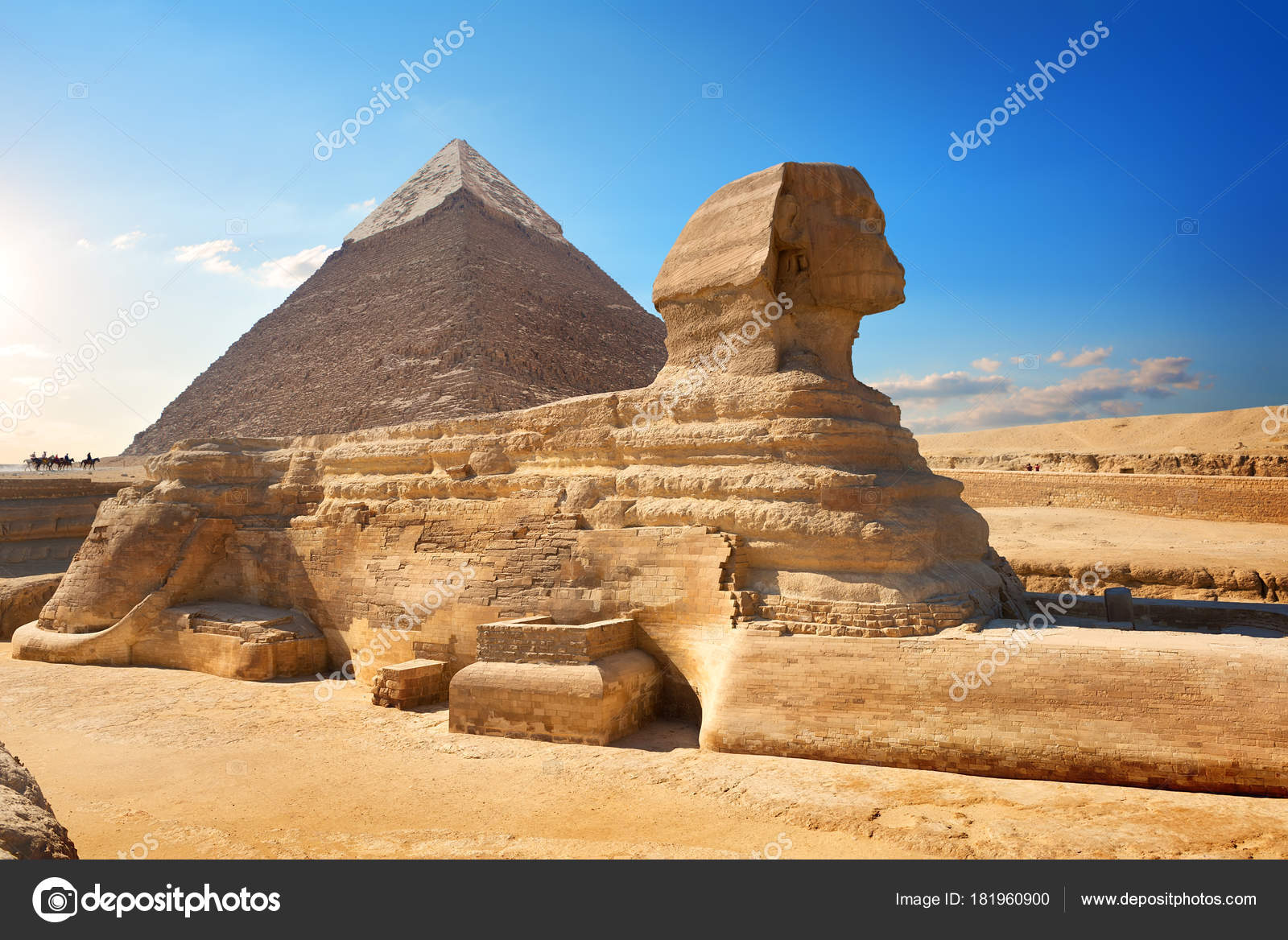 Sphinx and pyramid — Stock Photo © Givaga #181960900