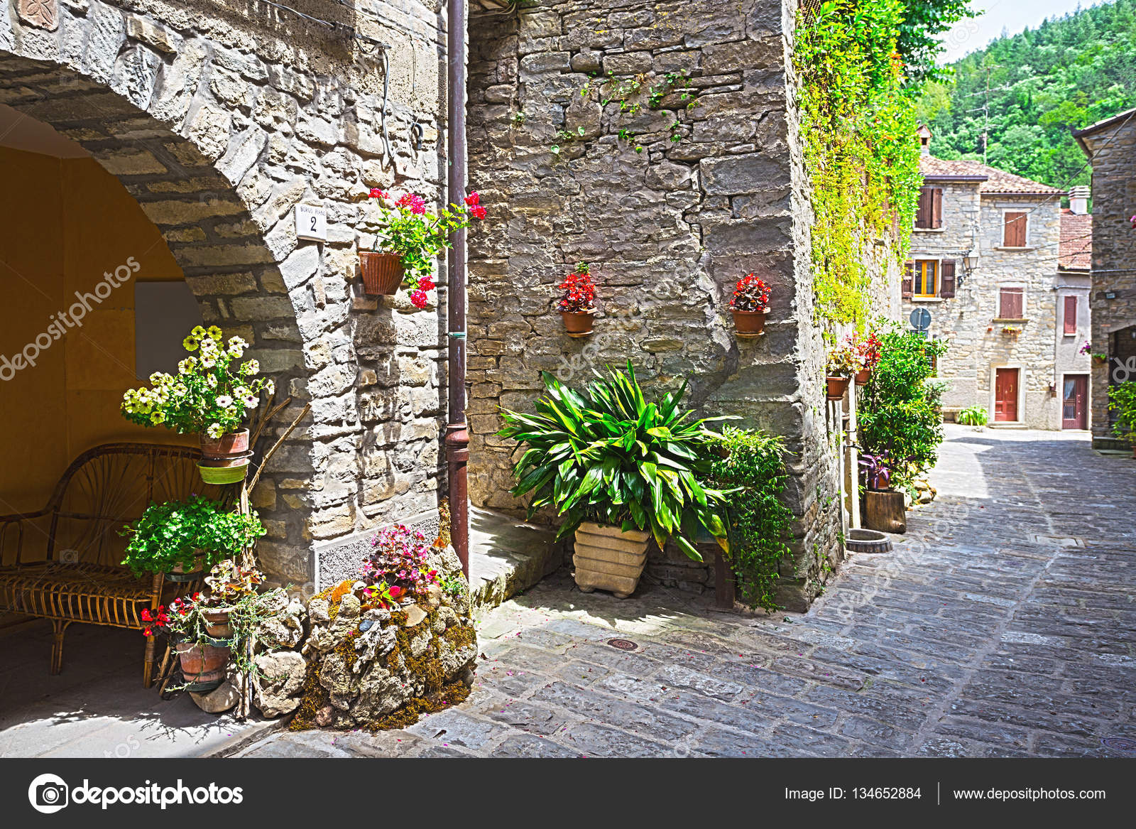 Italian street in a small provincial town of Tuscan — Stock Photo ...