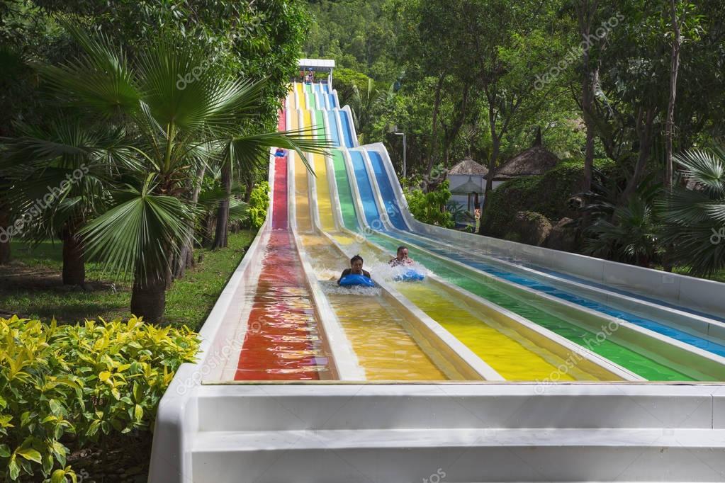 tobog n de agua de colores en Vinpearl parque acu tico 2024