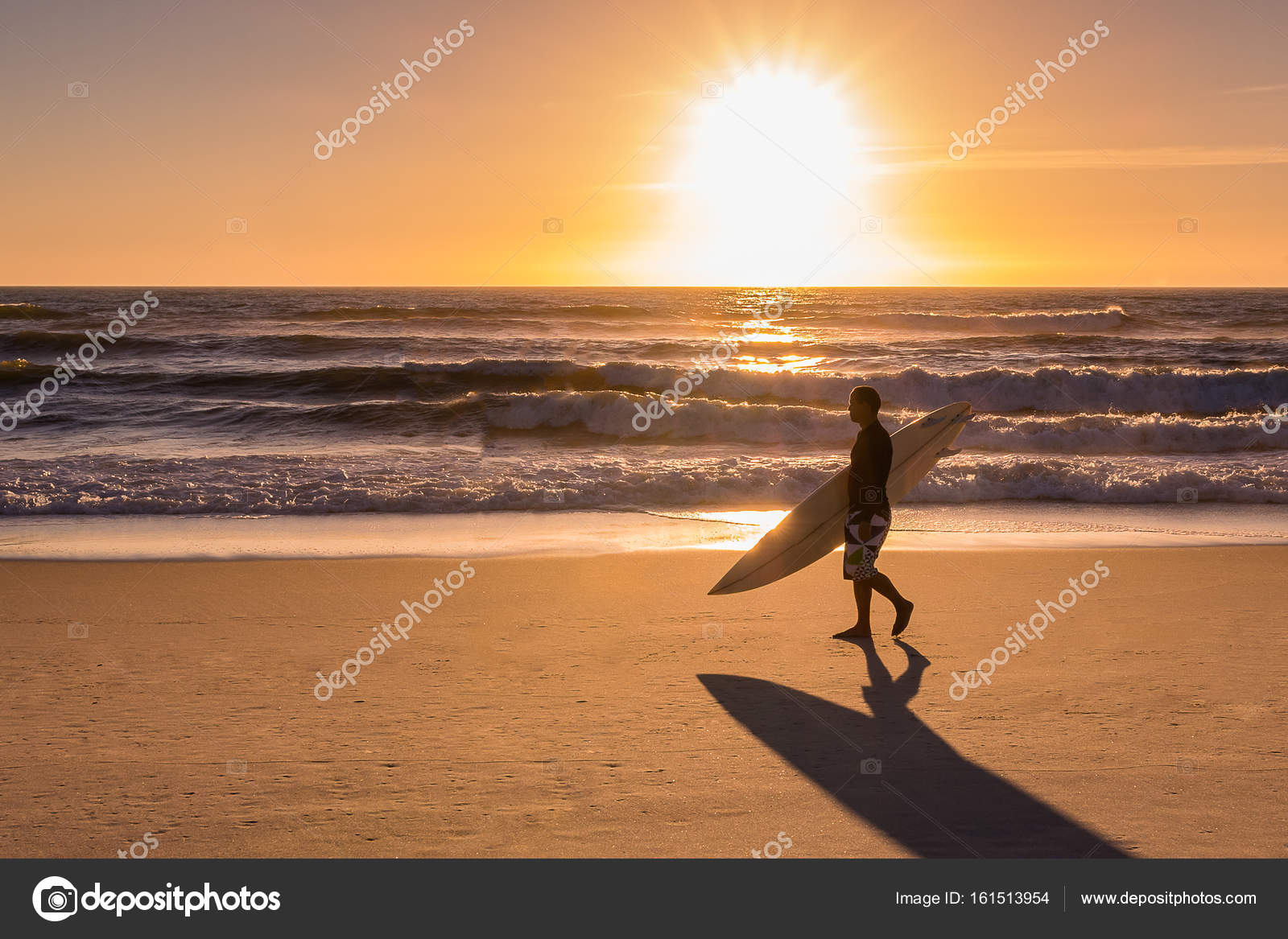 Surfer walking on the beach Stock Photo by ©homydesign 161513954
