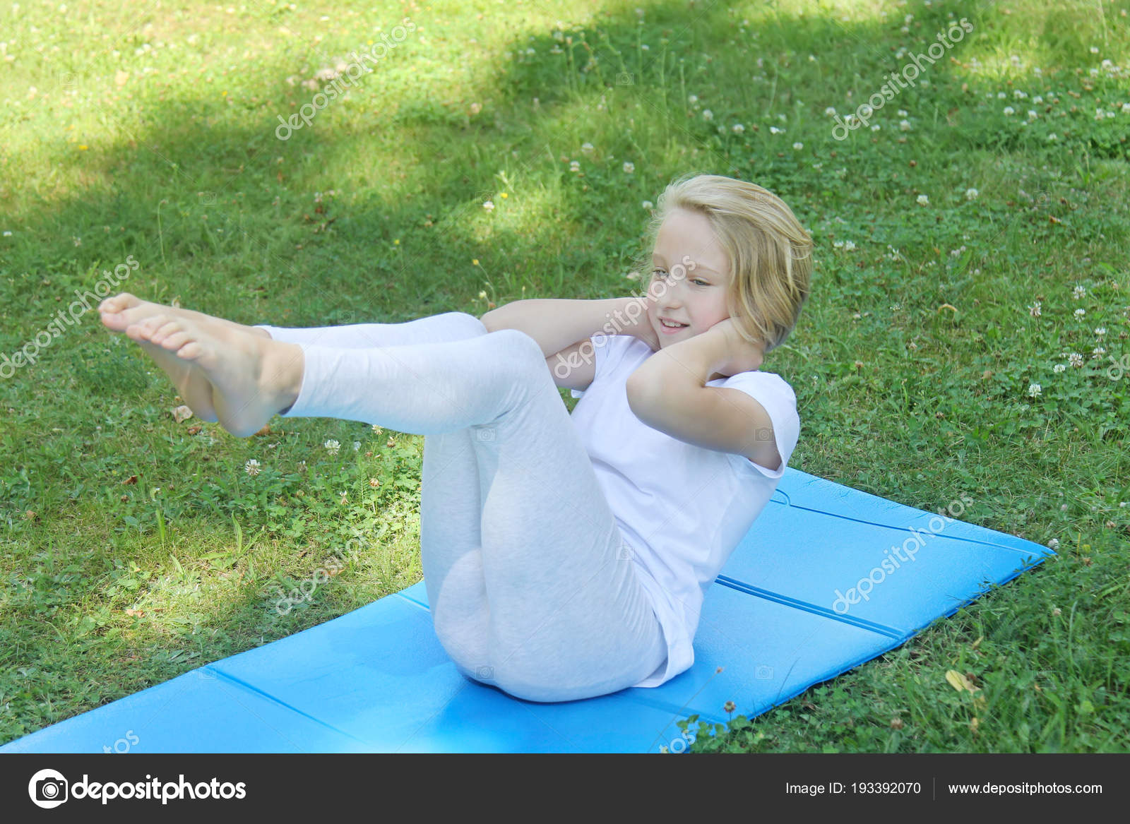Belle Préadolescente Blonde Vêtements Légers Pratiquant Yoga Sur Tapis