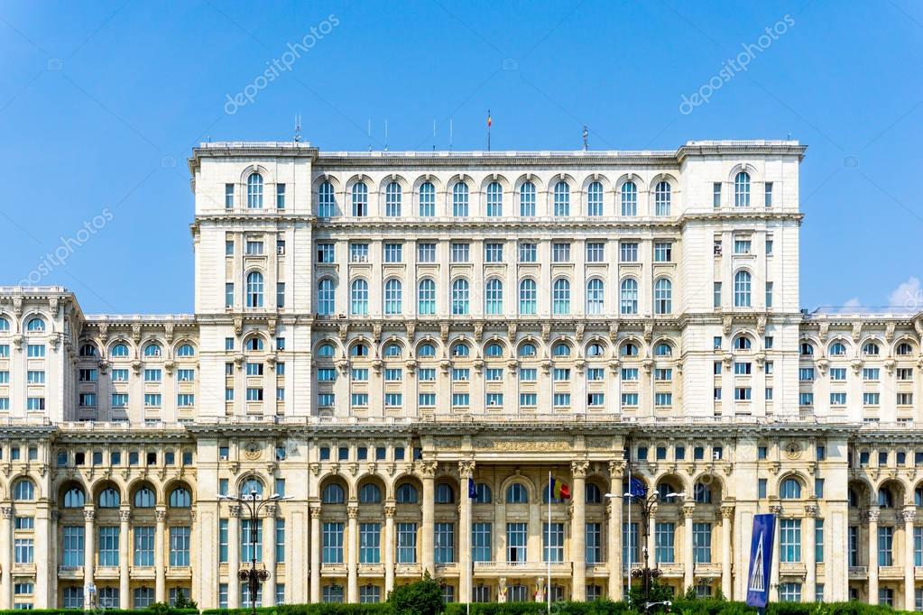 Paleis van Ceausescu in Boekarest, Roemenië — Stockfoto © ilolab #169204064