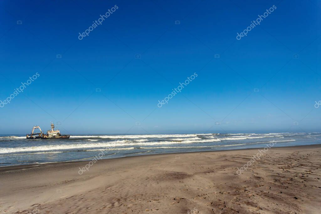 Antiguo naufragio abandonado y abandonado Zeila en la costa cerca de ...
