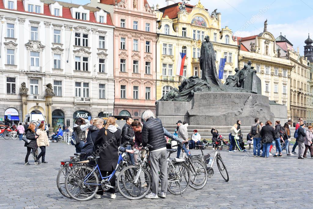 PRAGA, REPÚBLICA CHECA - 1 de mayo de 2017: Un grupo organizado de turistas en bicicletas ...