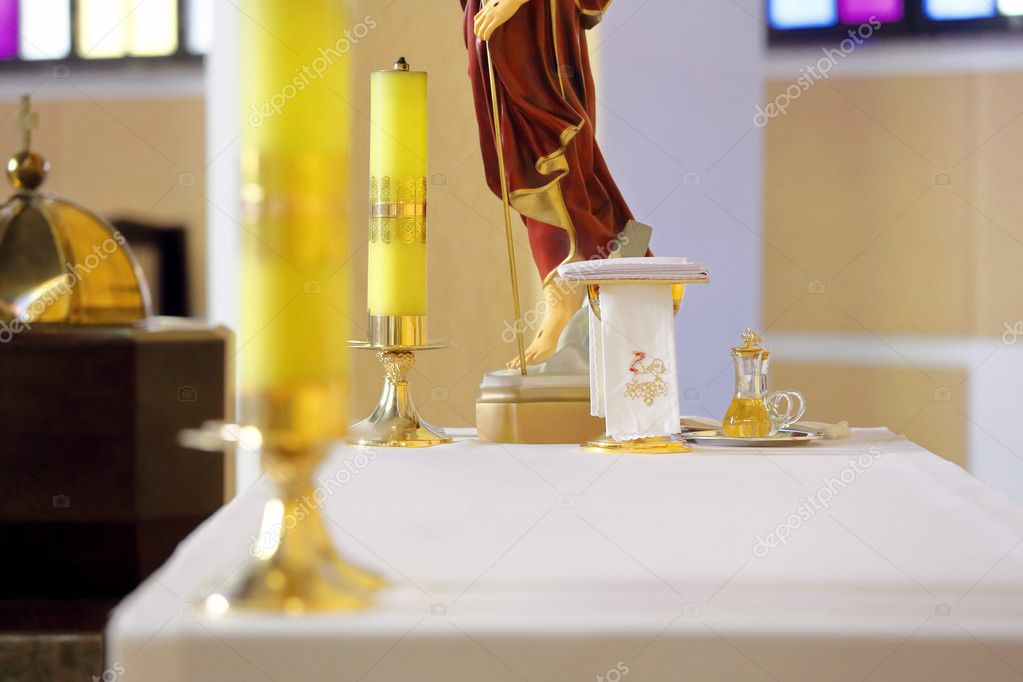 Cáliz dorado en el altar durante la misa — Foto de stock © wideonet ...