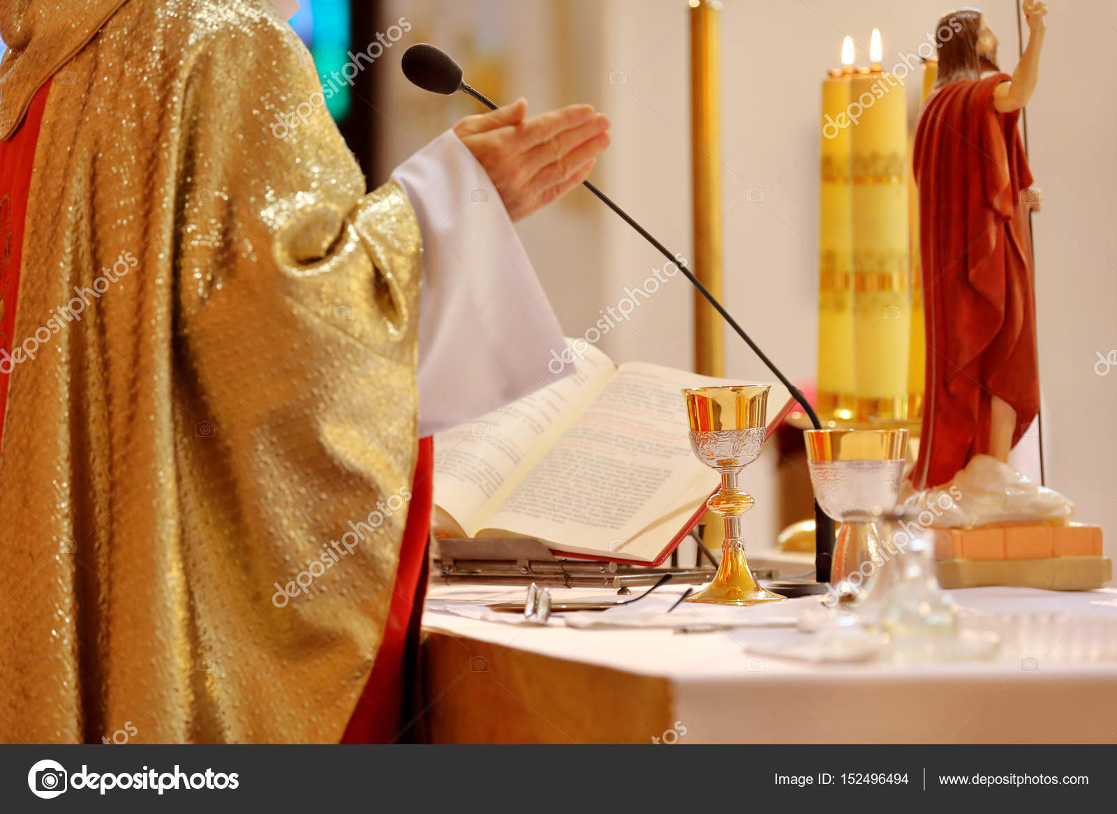 Priest celebrate mass at the church — Stock Photo © wideonet #152496494