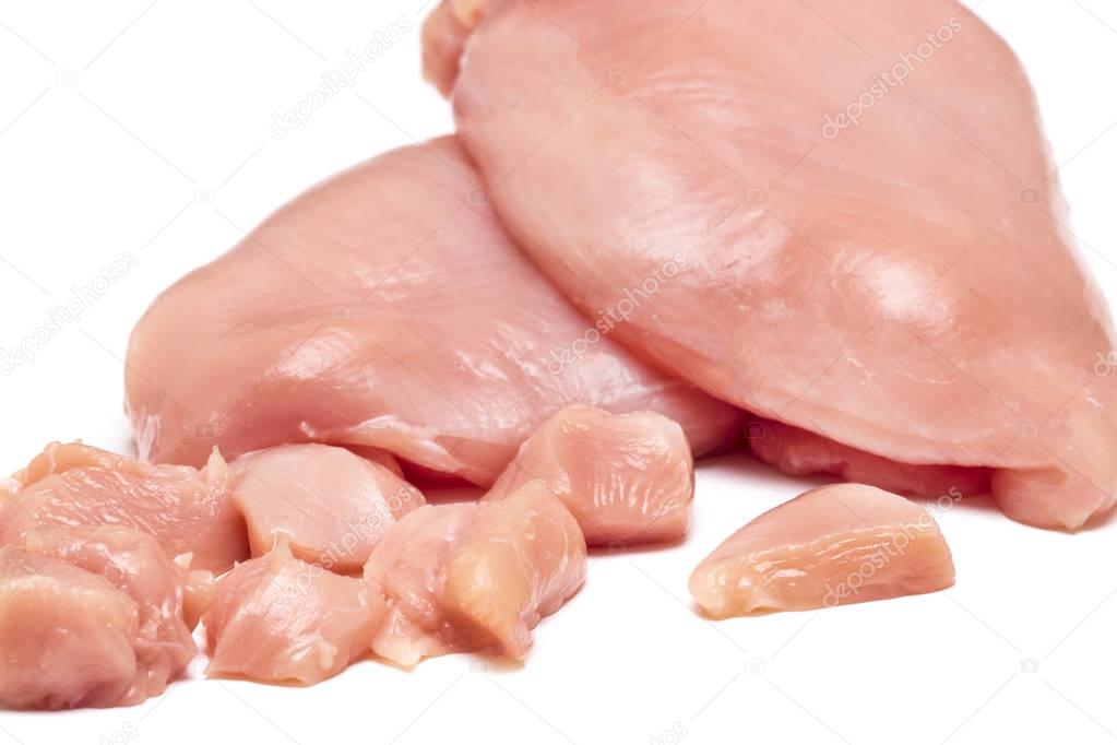 Vista superior de trozos de filete de pollo crudo aislados en blanco 2023