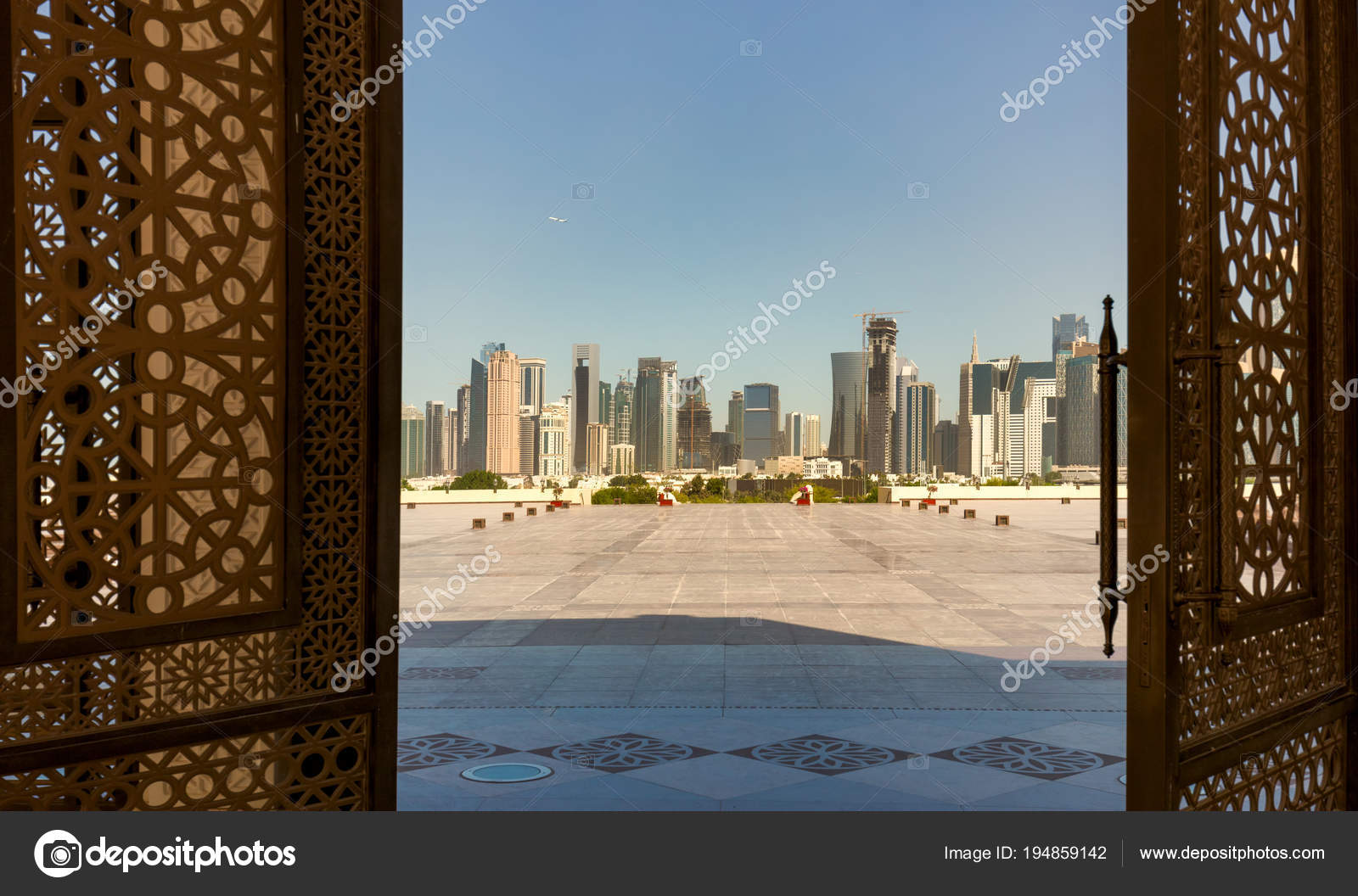 Doha, Qatar - Vue depuis les portes de la Grande Mosquée de Doha image ...