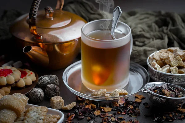 Poring Turkish tea Stock Photo by ©belchonock 148319411