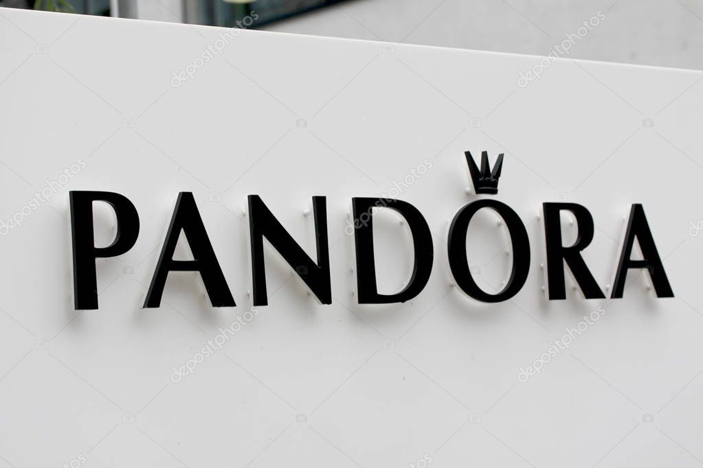Panel de firmas en la sede de Pandora. Pandora es una empresa fundada ...
