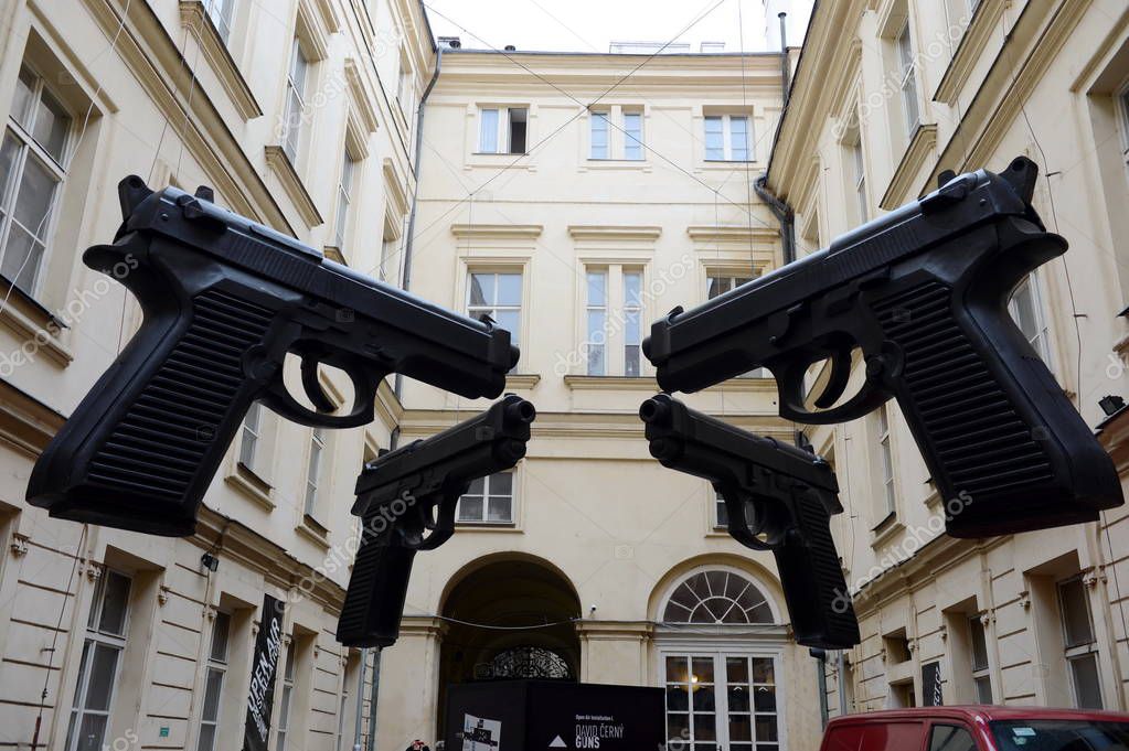 Instalación "Guns" se encuentra en el patio del Museo de Arte Moderno de Artbanka. Ha sido ...