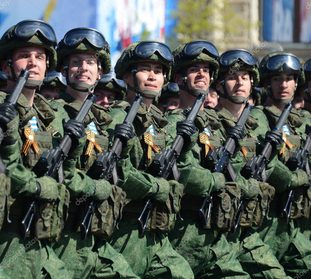 Paracaidistas del regimiento aerotransportado 331 guardias en Kostroma ...