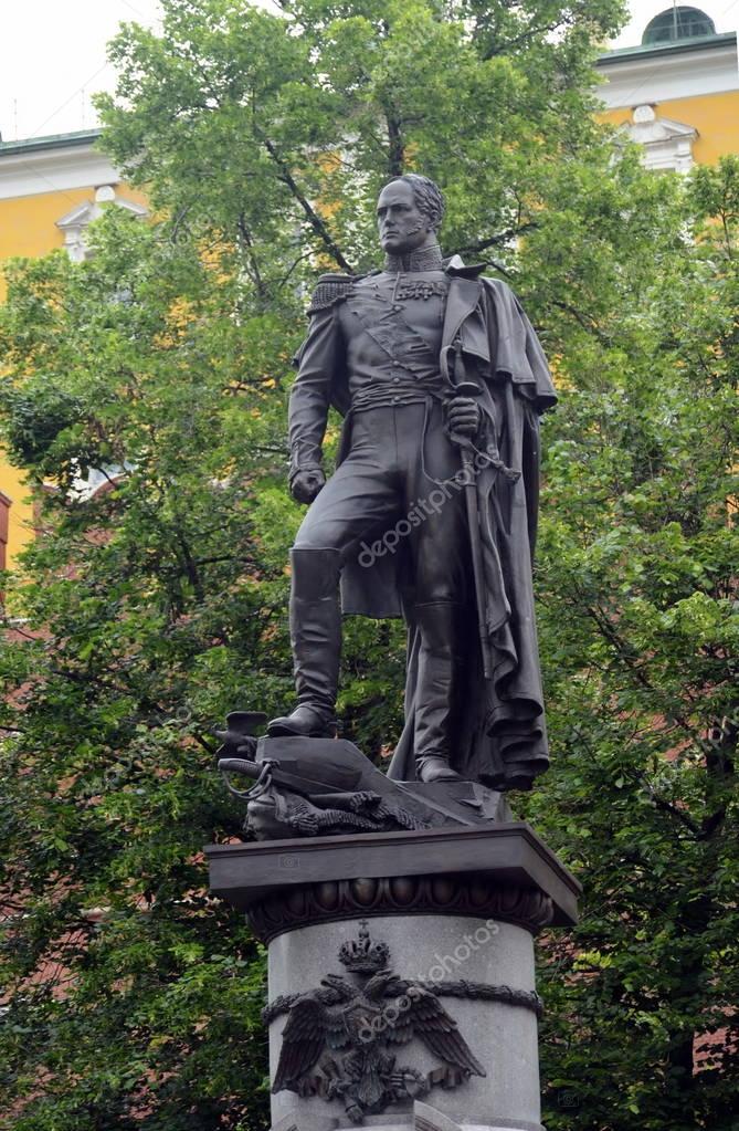 Monumento al emperador Alejandro I en el Jardín Alejandro del Kremlin ...