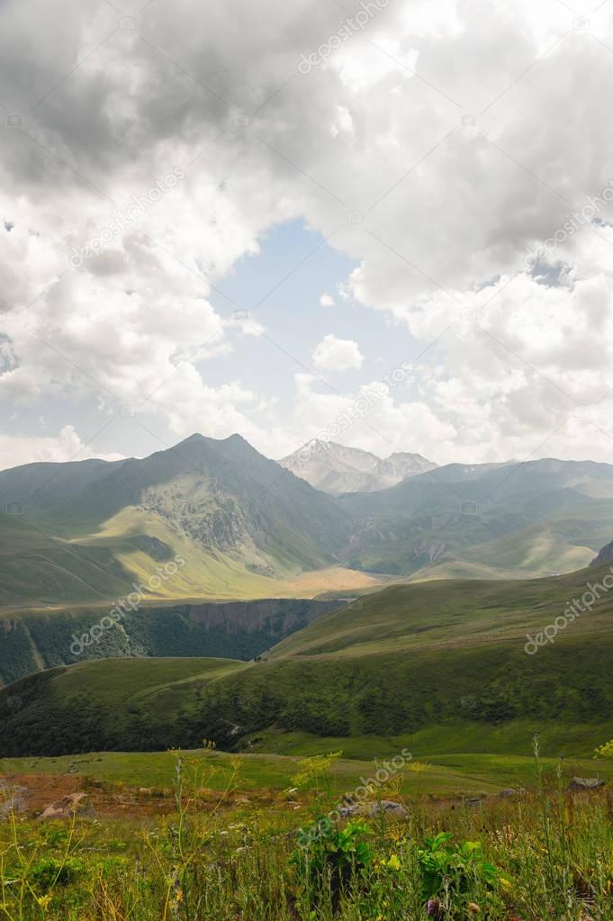 Paisaje típico del Cáucaso 2024