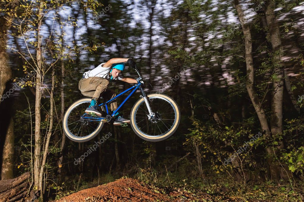 un joven en un casco vuela en bicicleta despu s de saltar de un pateador 2024