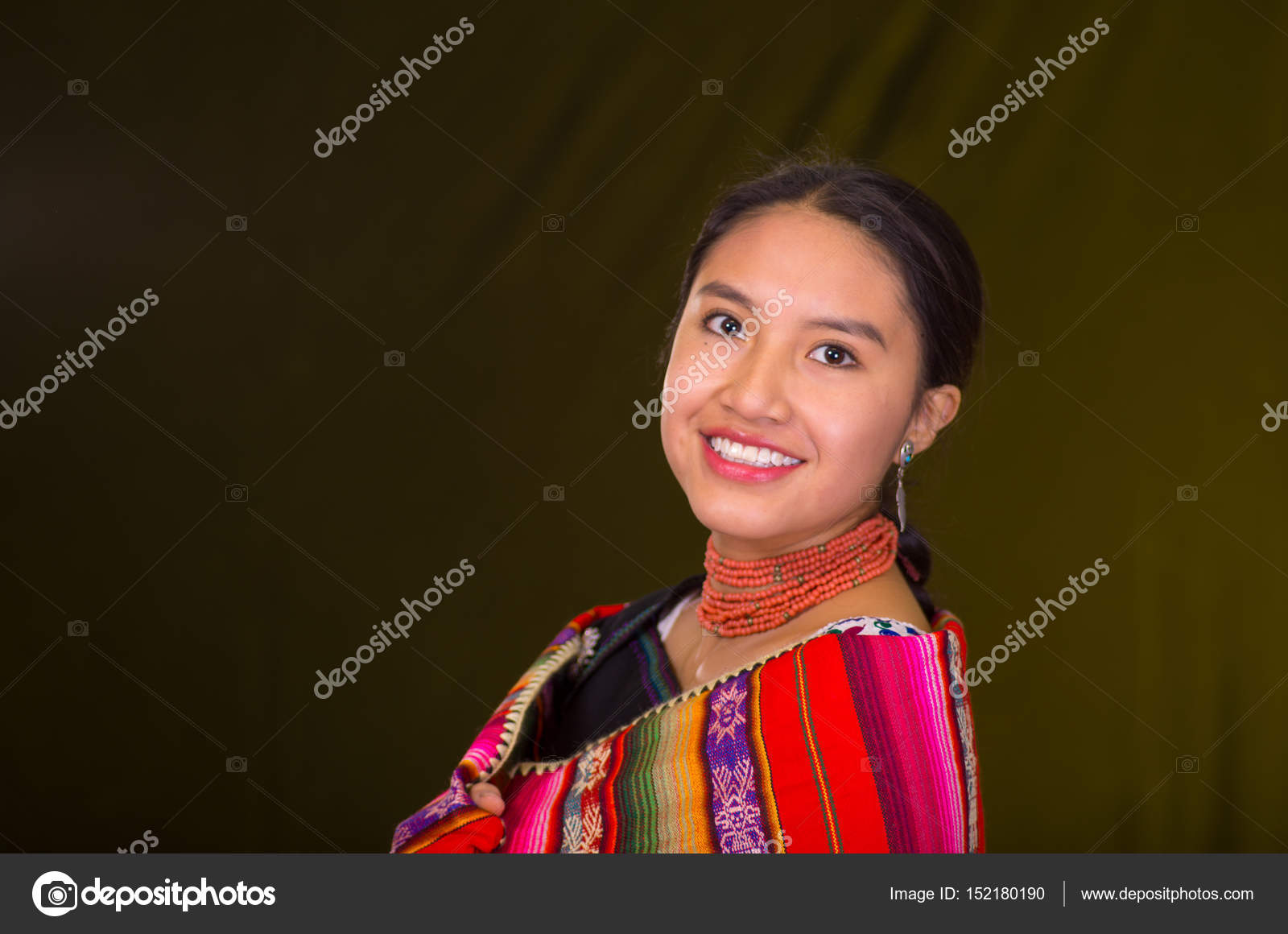 Hermosa modelo hispana vestida con ropa andina tradicional sonriendo y ...