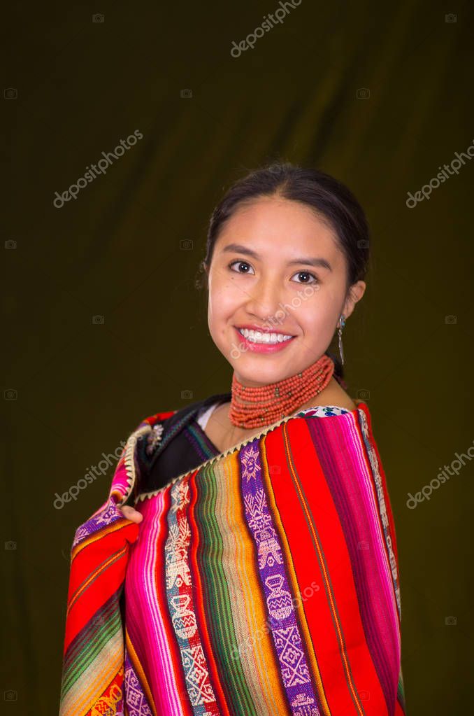 Hermosa modelo hispana vestida con ropa andina tradicional sonriendo y ...