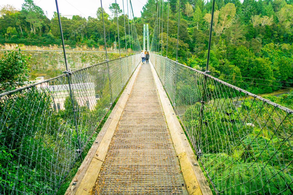 Puente de Arapuni sobre una central hidroeléctrica en el río Waikato ...