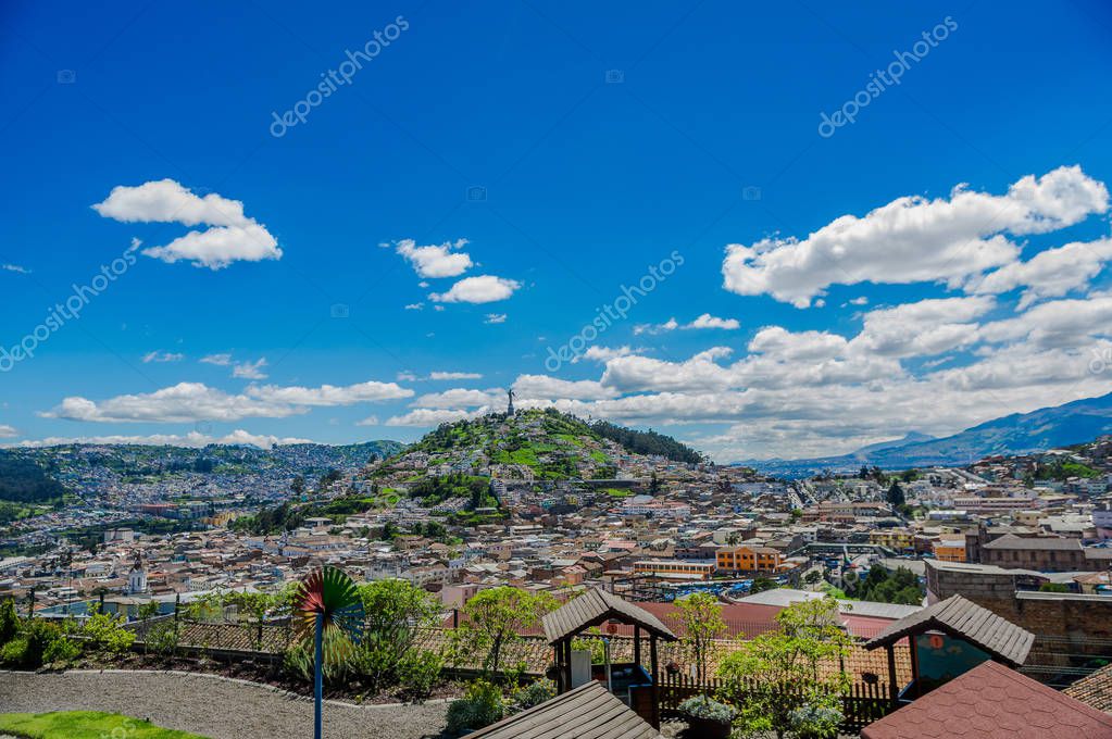 QUITO, ECUADOR, 02 DE FEBRERO DE 2018: Vista alta de la ciudad de Quito ...