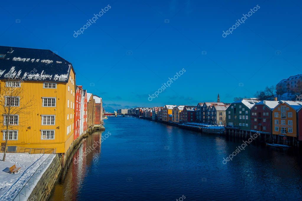 TRONDHEIM, NORUEGA - 04 DE ABRIL DE 2018: Magnífica vista de famosas ...