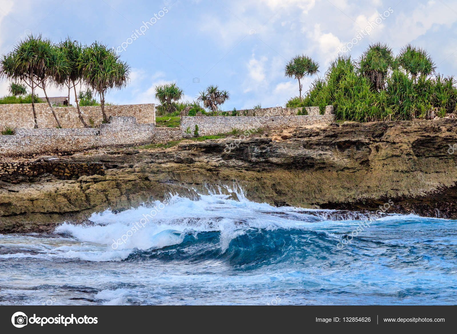 Waves at Sunset Point beach at Sandy Bay, Nusa Lembongan, Indonesia ...