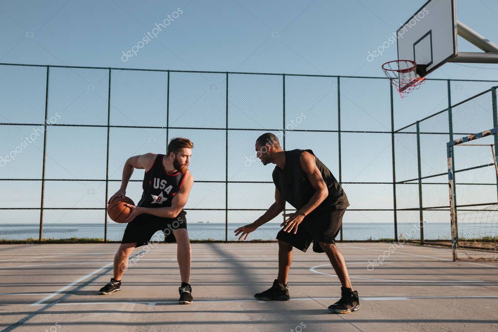 Dos jugadores de baloncesto que juego en el patio de recreo — Foto de ...