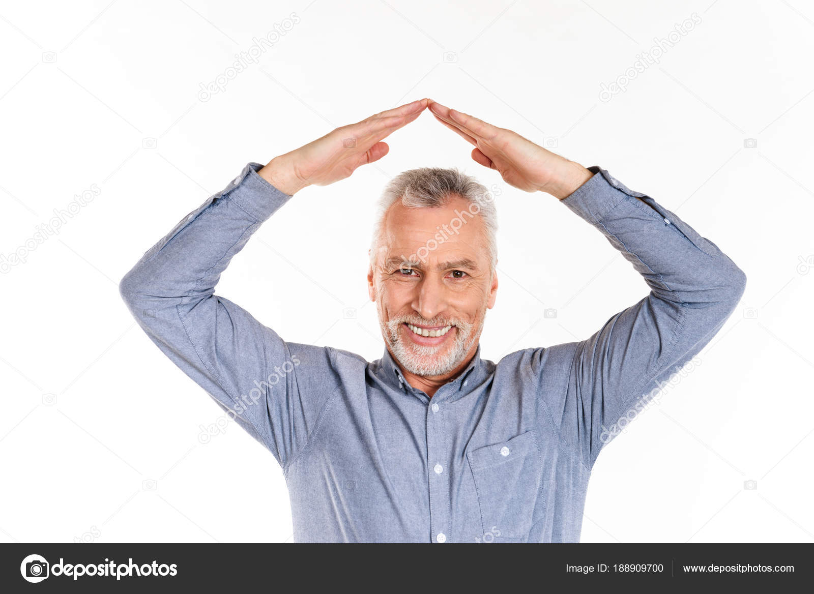 Old man looking camera and holding hands above head isolated — Stock ...