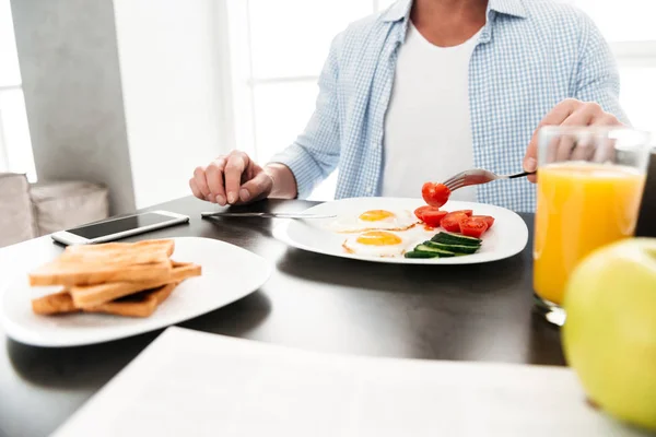 Hombres Desayunando Con Tostadas Mesa: fotografía de stock © makidotvn ...