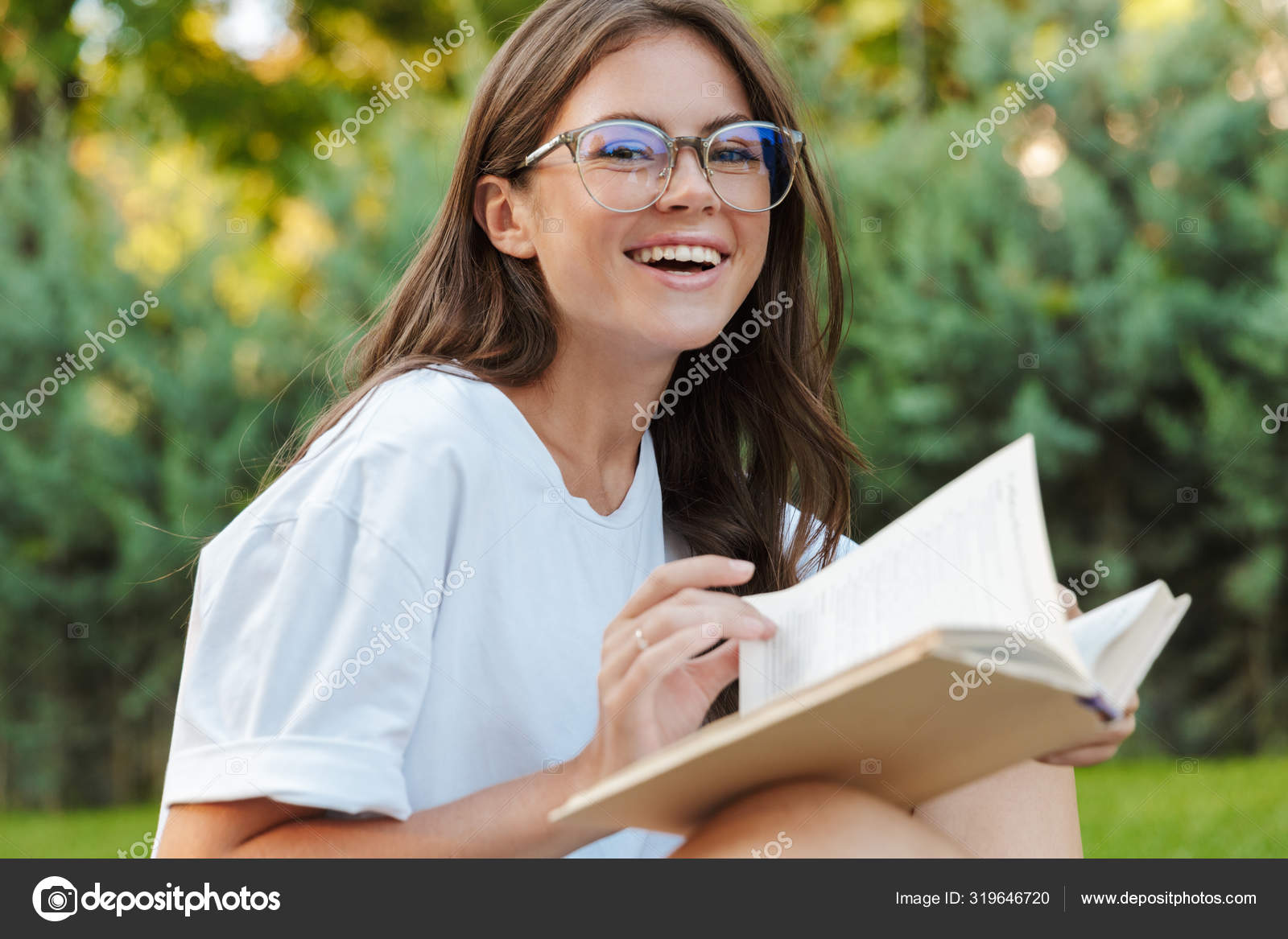 Smiling young girl reading a book — Stock Photo © Vadymvdrobot #319646720