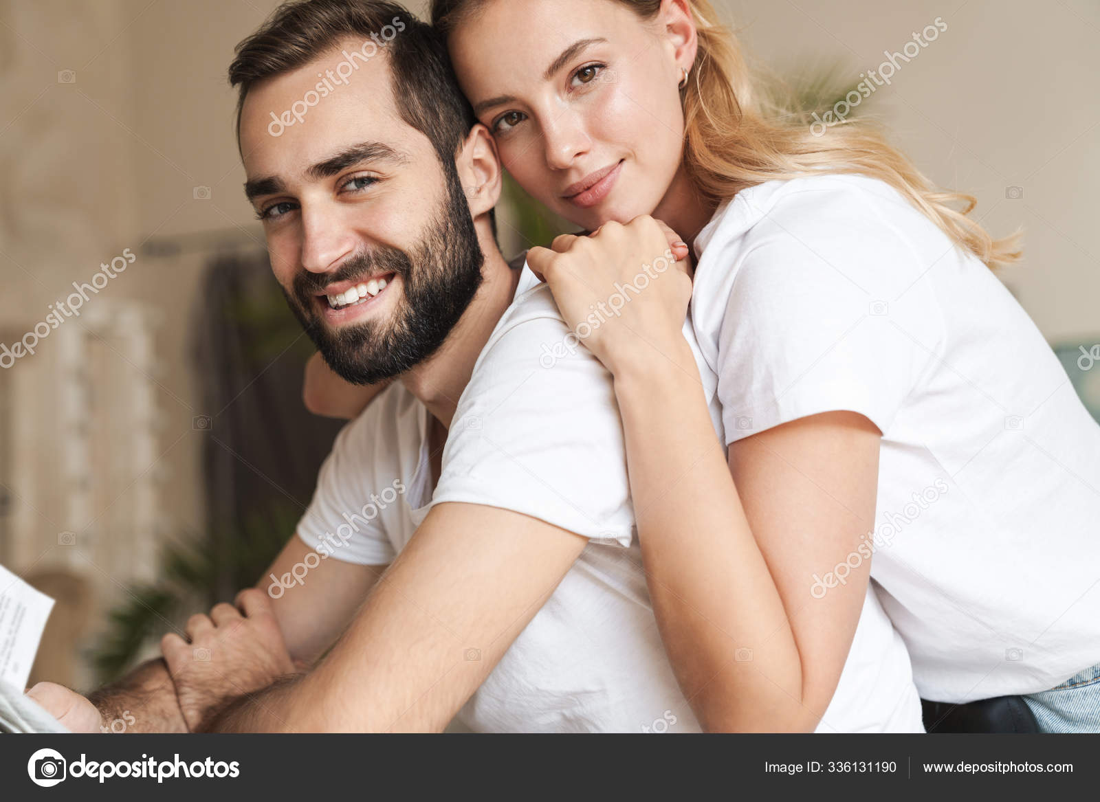 Beau Jeune Couple Souriant Embrassant Image Libre De Droit Par