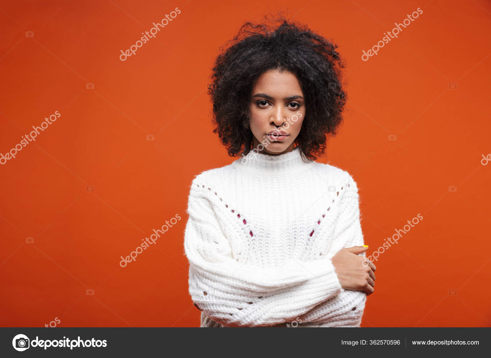 Enojado Molesto Joven Mujer Africana Con Suéter Pie Aislado Sobre ...