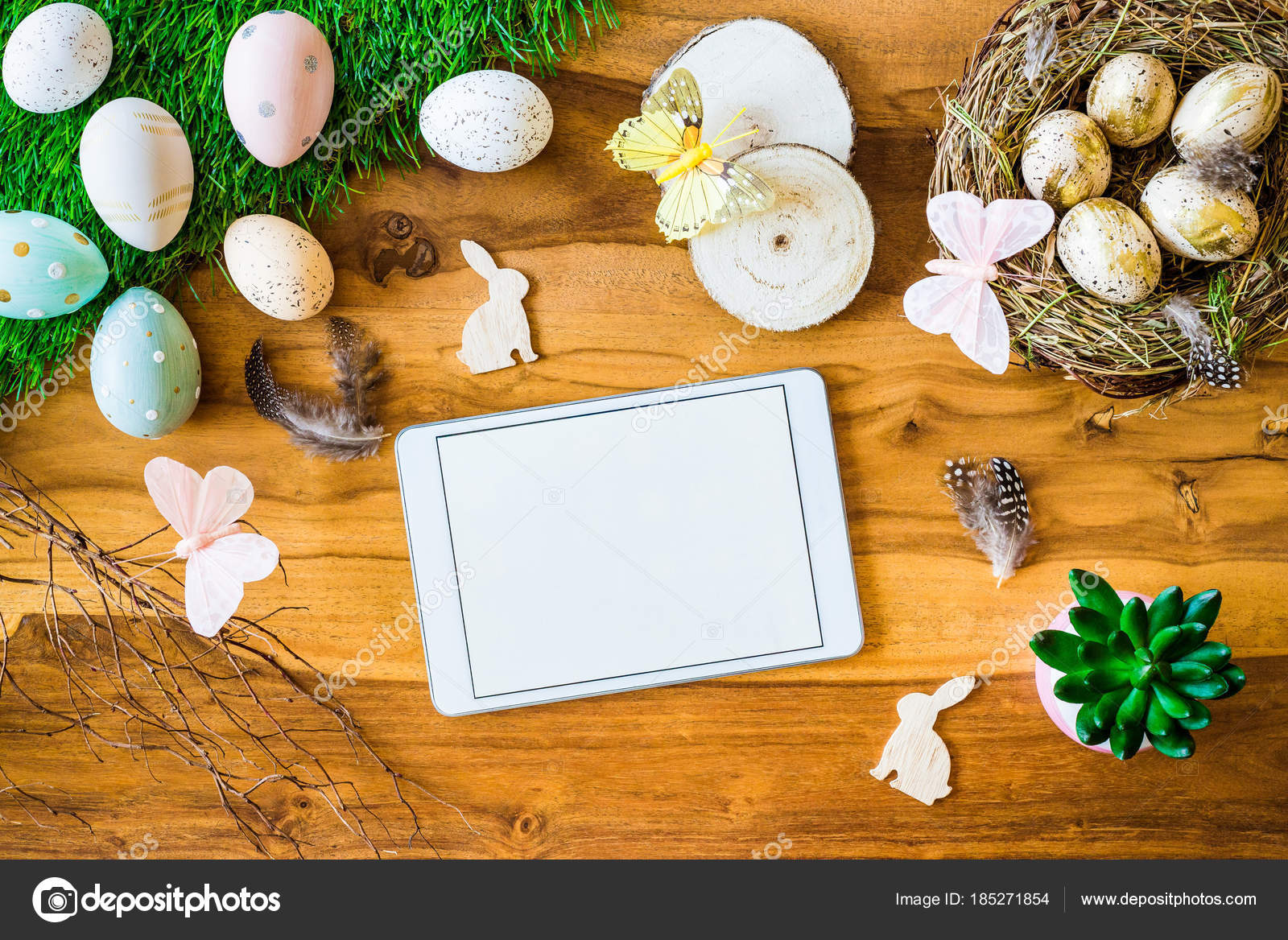 Blank tablet screen with free copyspace and easter decorations f ...