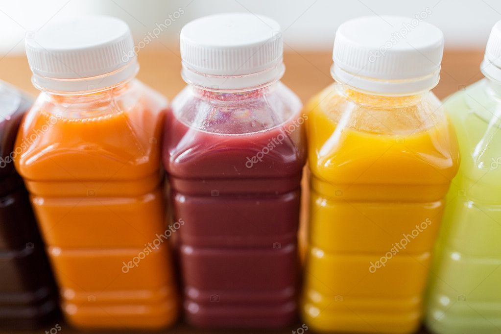 Botellas con diferentes jugos de frutas o verduras — Foto de stock ...