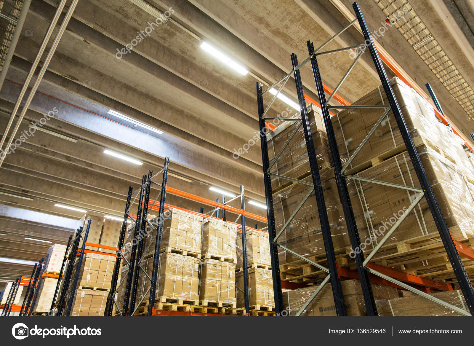 Cajas de carga almacenadas en los estantes del almacén — Foto de stock ...
