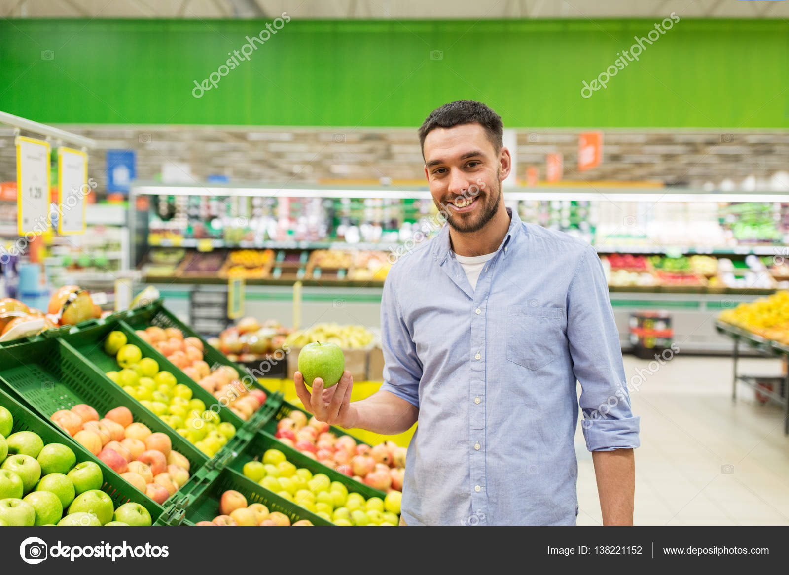 hombre feliz comprando manzanas verdes en supermercado — Foto de stock ...