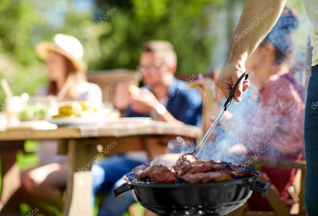 hombre cocinar carne en barbacoa parrilla en la fiesta de verano 2023
