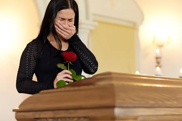 Mujer triste en la máscara rezando en el funeral en la iglesia ...