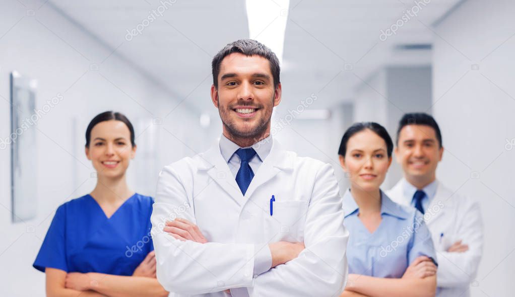 grupo feliz de médicos o médicos en el hospital 2023