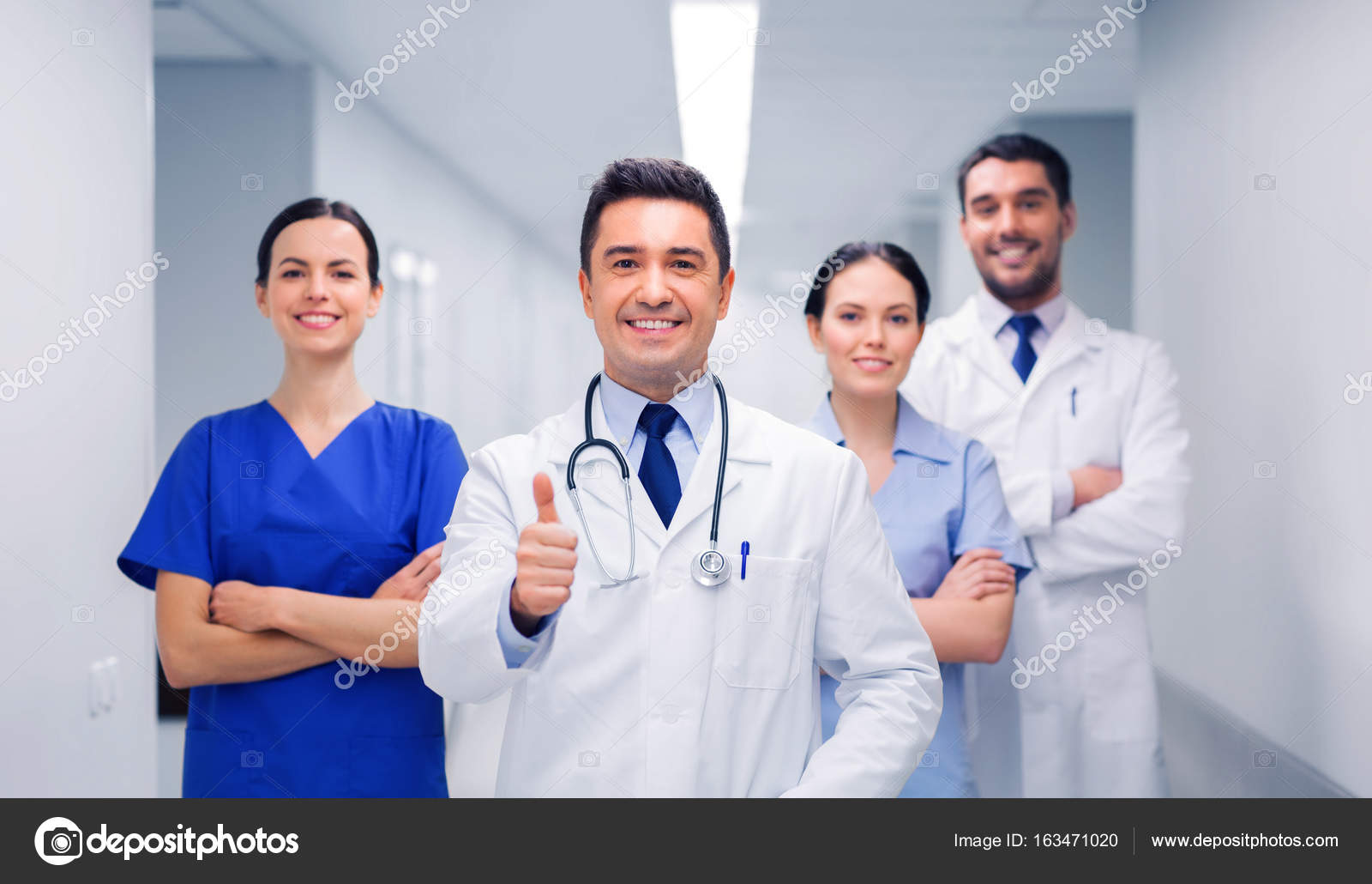 Médicos o médicos en el hospital mostrando los pulgares hacia arriba ...