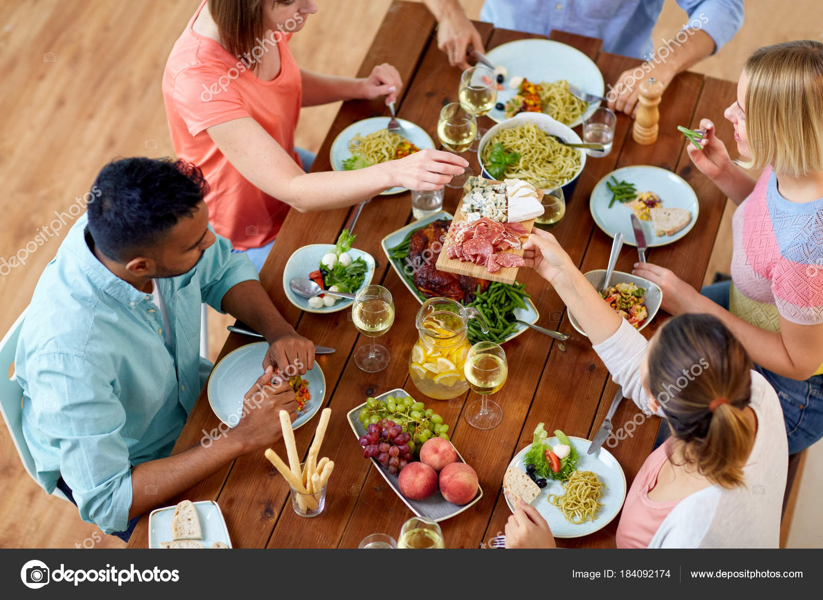 Gente Comiendo En Una Mesa