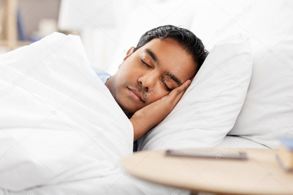 Hombre indio durmiendo en la cama en casa — Foto de stock © Syda ...