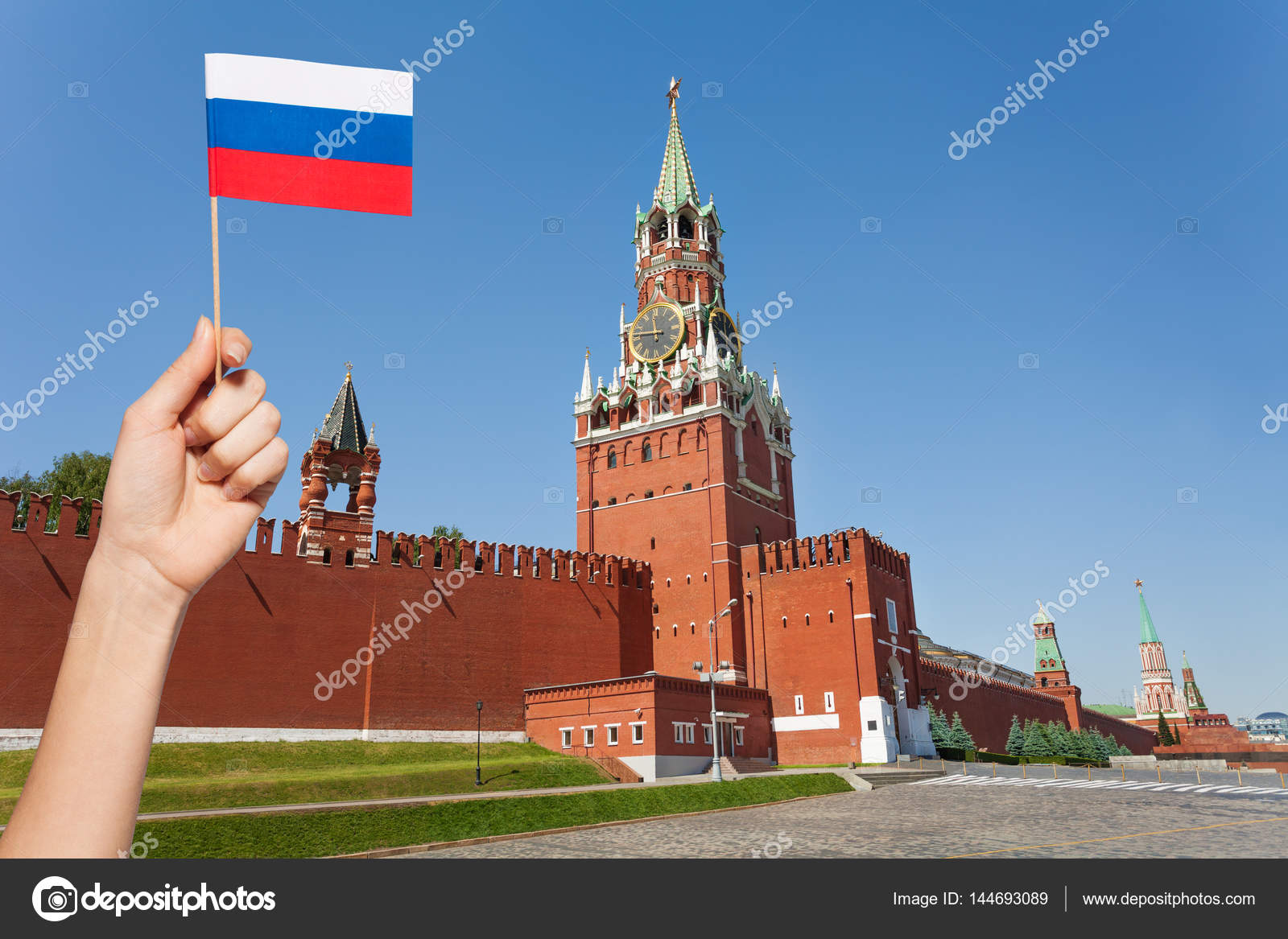 Hand holding small Russian flag – Stock Editorial Photo © serrnovik ...