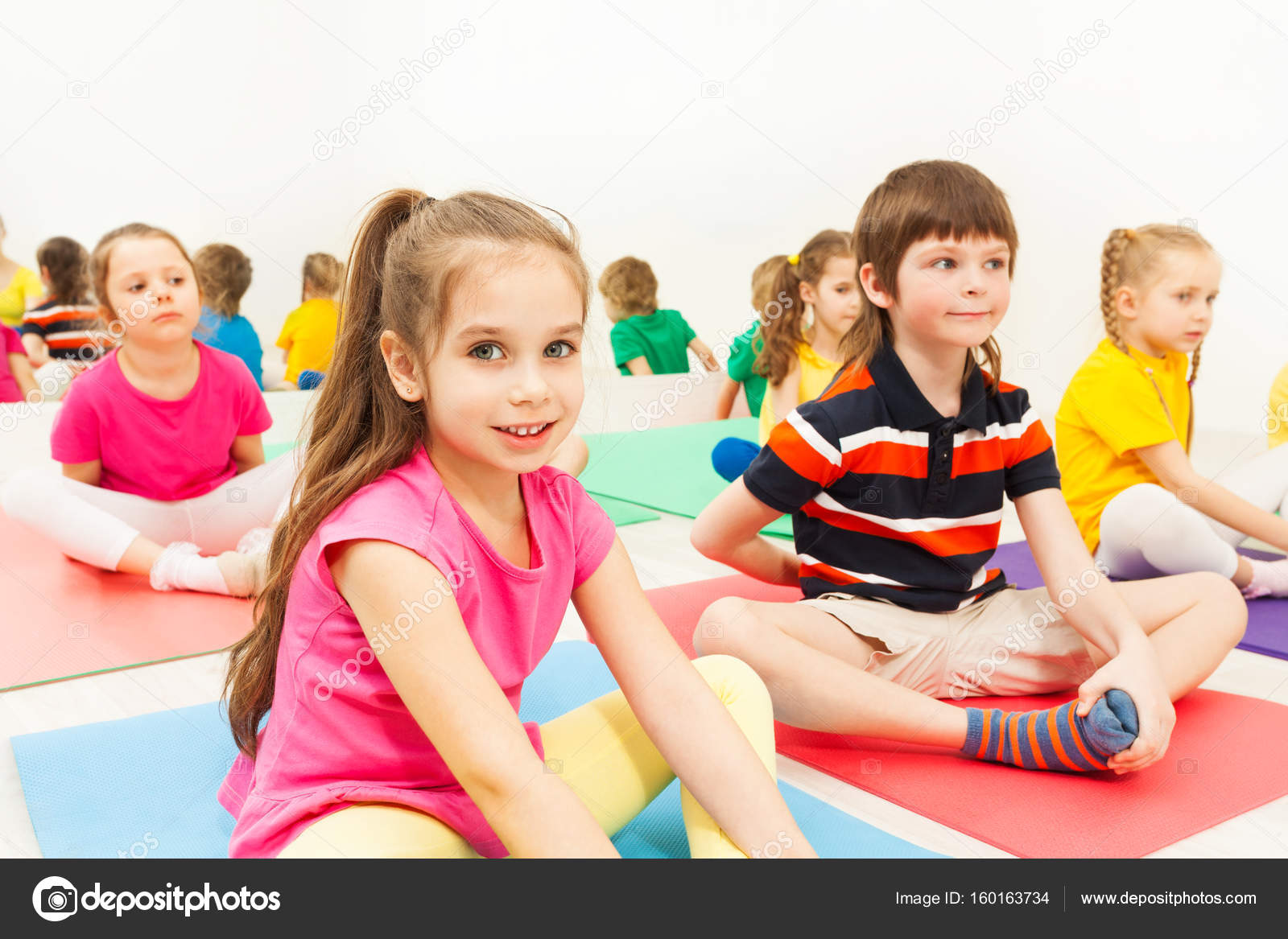 Niños felices practicando gimnasia — Foto de stock #160163734 © serrnovik