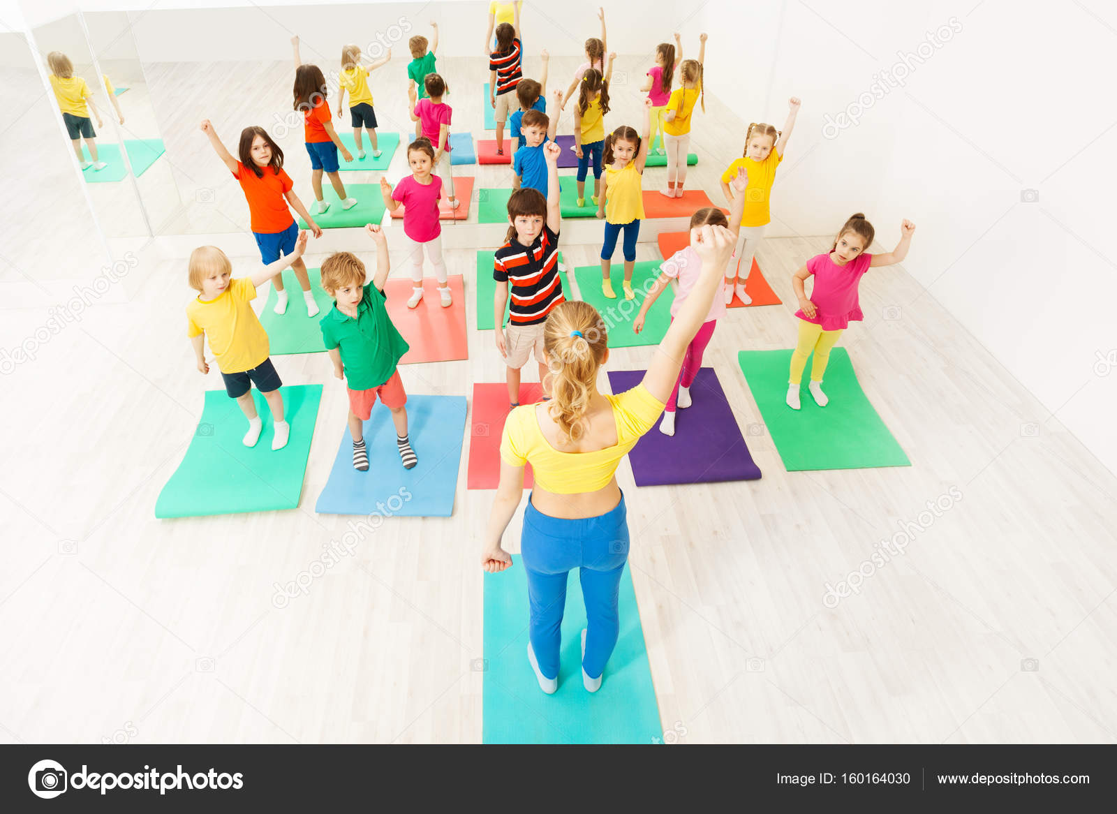 Niños felices practicando gimnasia: fotografía de stock © serrnovik ...
